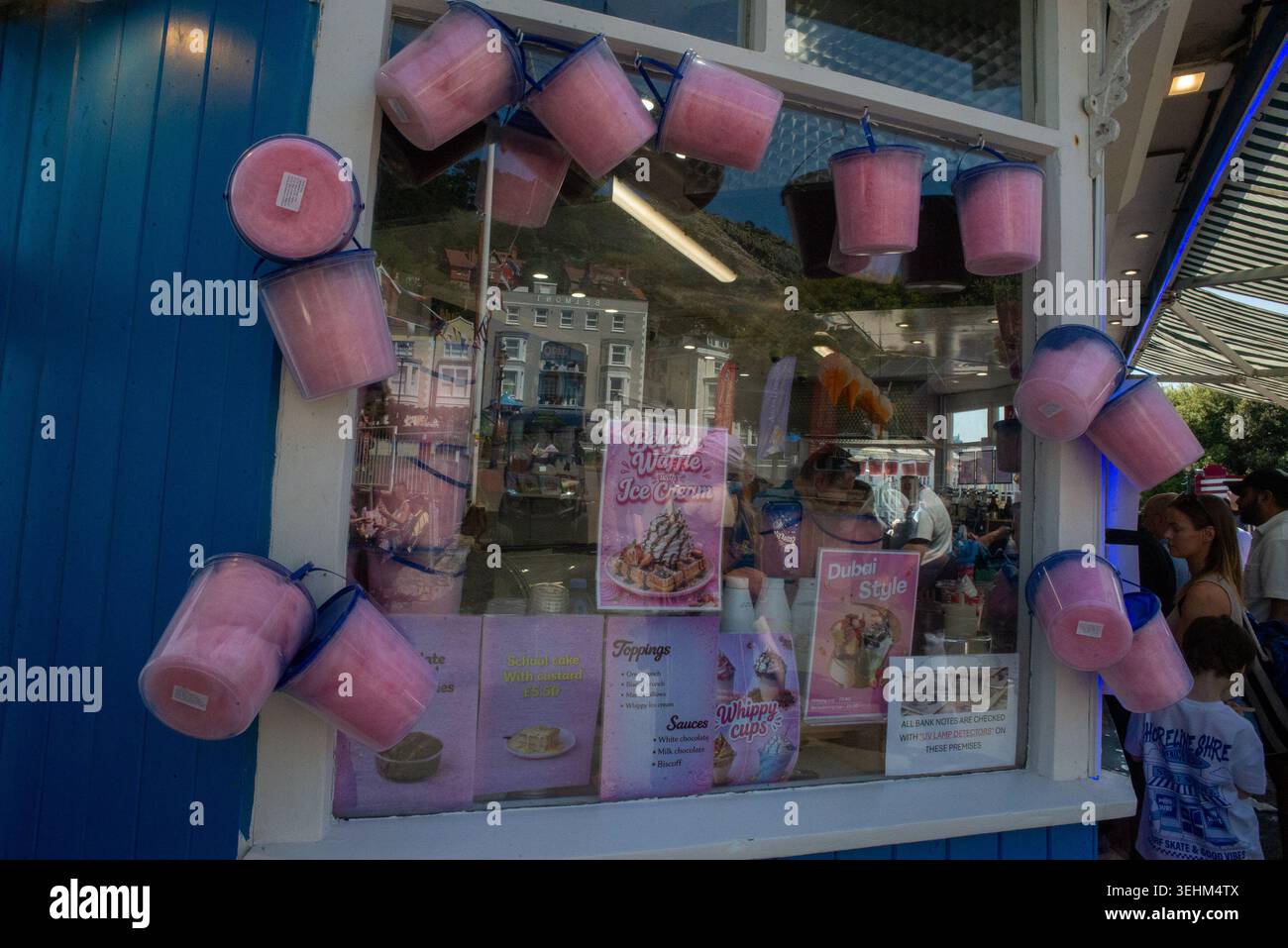 Candy floss stall, Llandudno Pier North Promenade in Llandudno as warm ...