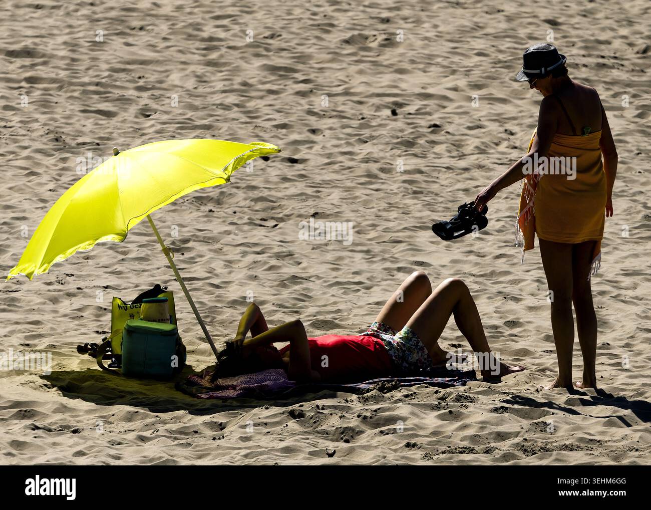 ZANDVOORT - Recreationists are enjoying the lovely weather on the beach ...