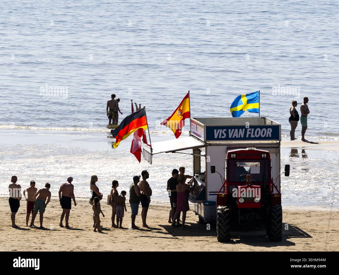 ZANDVOORT - Recreationists are enjoying the lovely weather on the beach ...