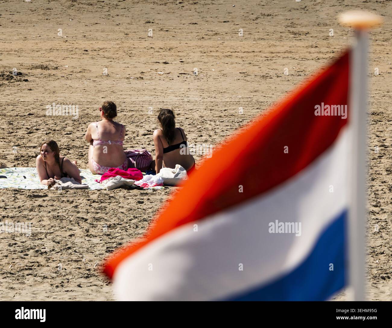 ZANDVOORT - Recreationists are enjoying the lovely weather on the beach ...