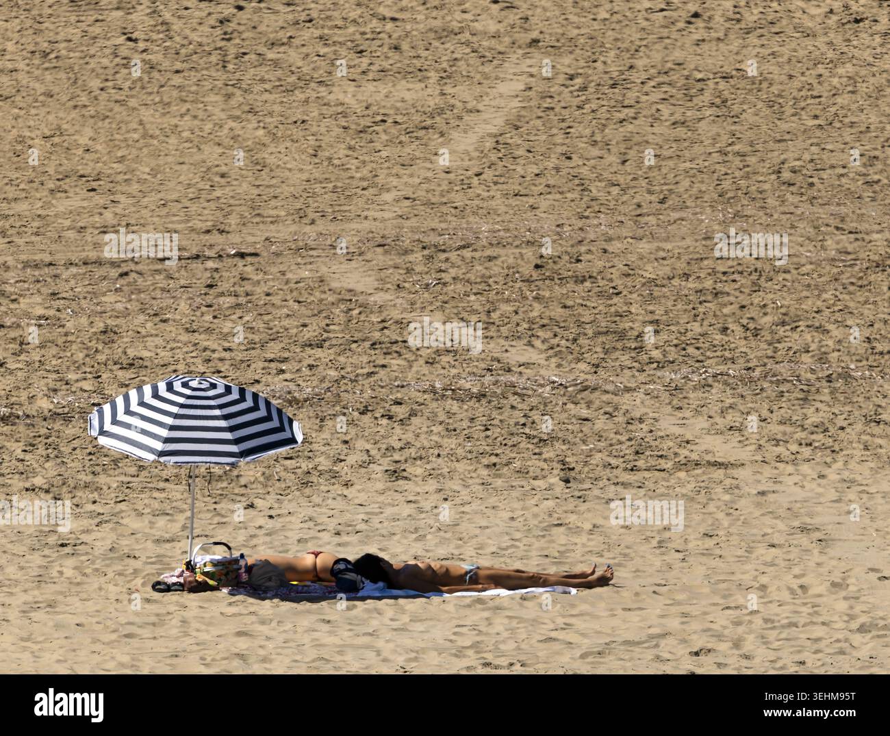 ZANDVOORT - Recreationists are enjoying the lovely weather on the beach ...