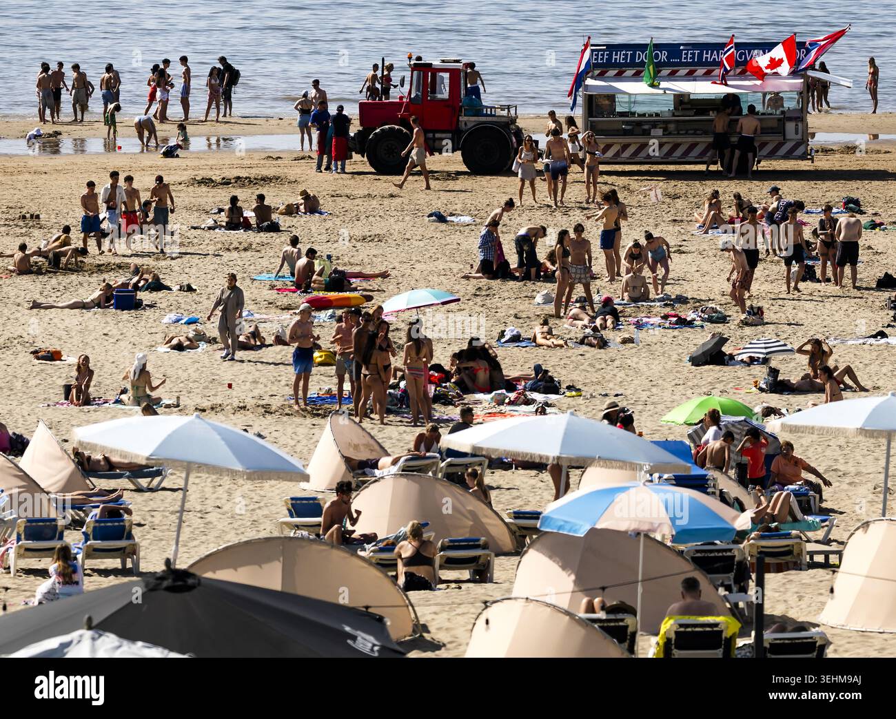 ZANDVOORT - Recreationists are enjoying the lovely weather on the beach ...