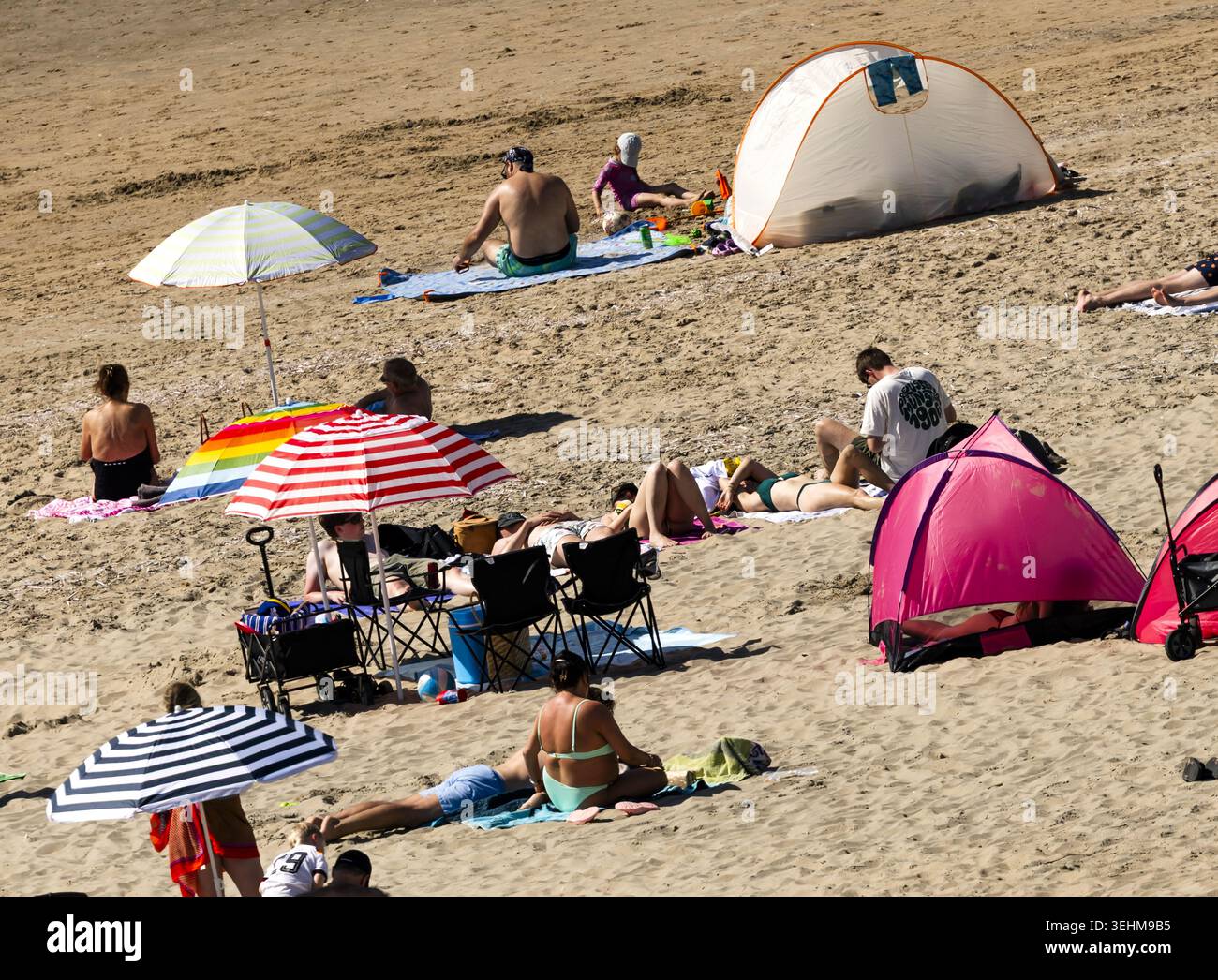 ZANDVOORT - Recreationists are enjoying the lovely weather on the beach ...