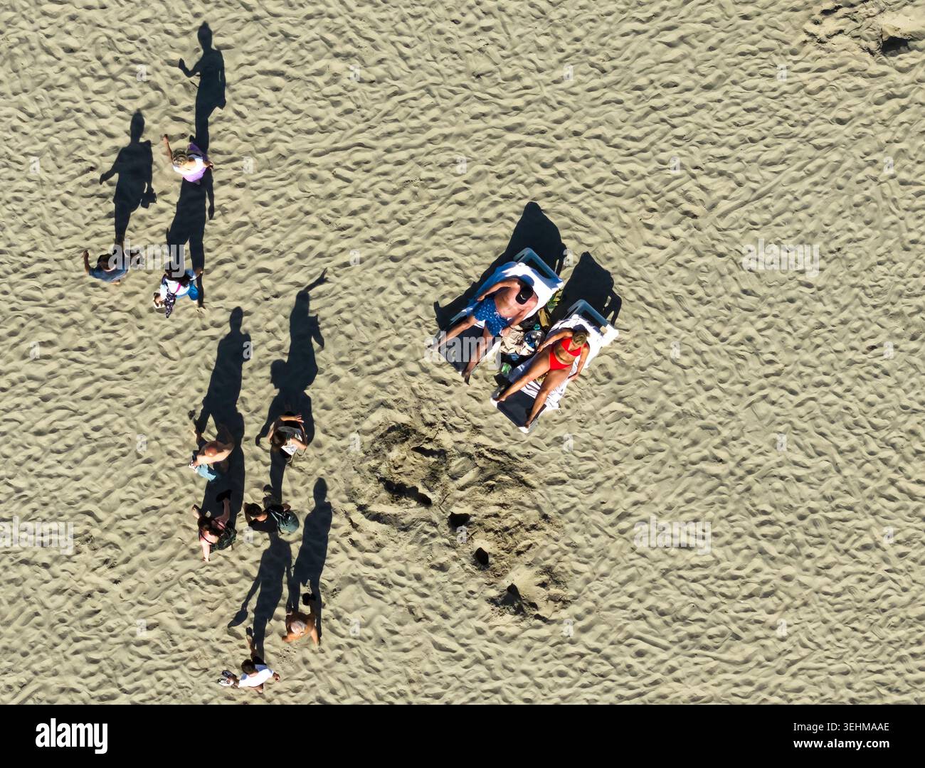 ZANDVOORT - Recreationists are enjoying the lovely weather on the beach ...