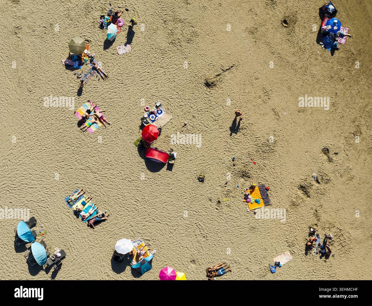 ZANDVOORT - Recreationists are enjoying the lovely weather on the beach ...