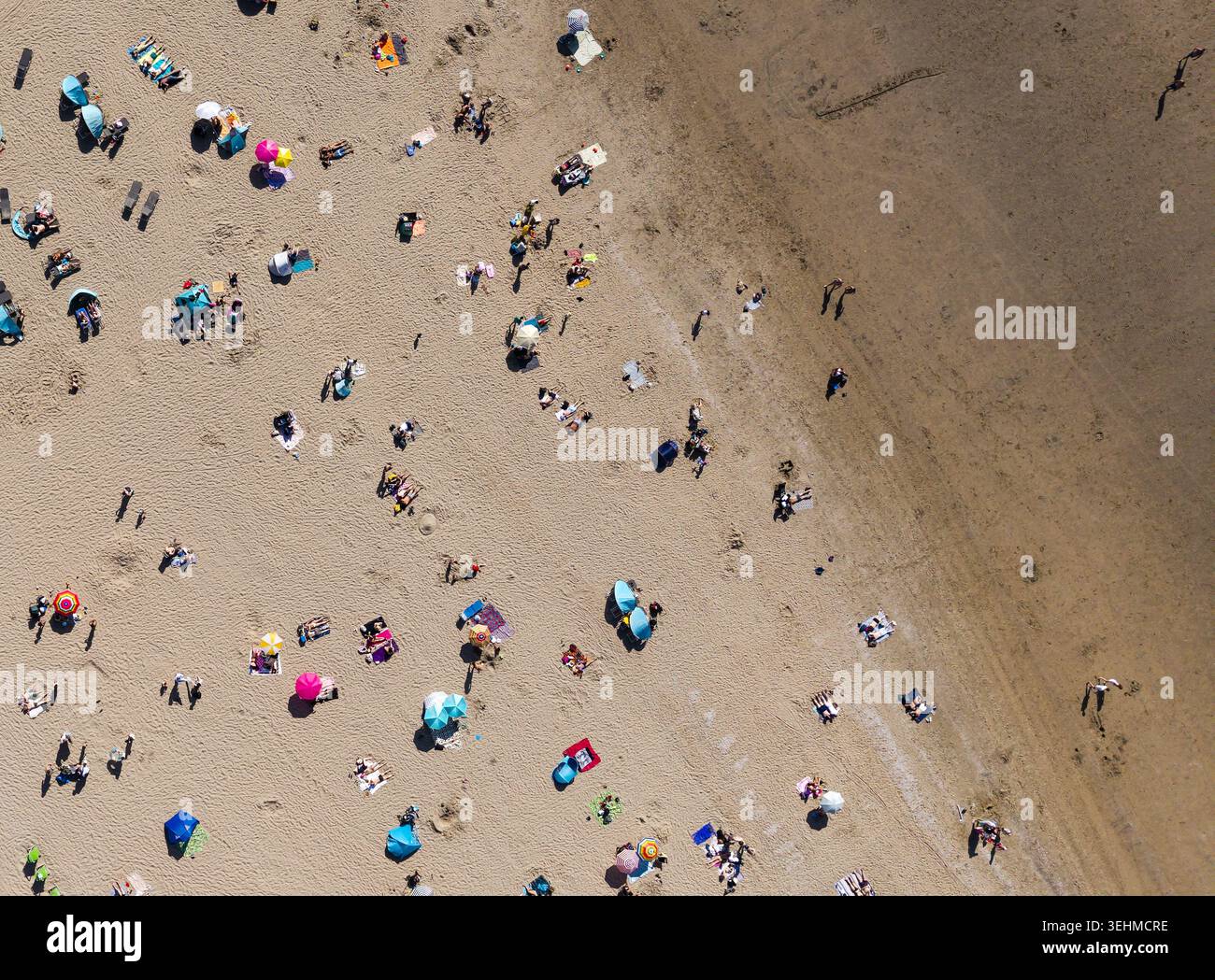ZANDVOORT - Recreationists are enjoying the lovely weather on the beach ...