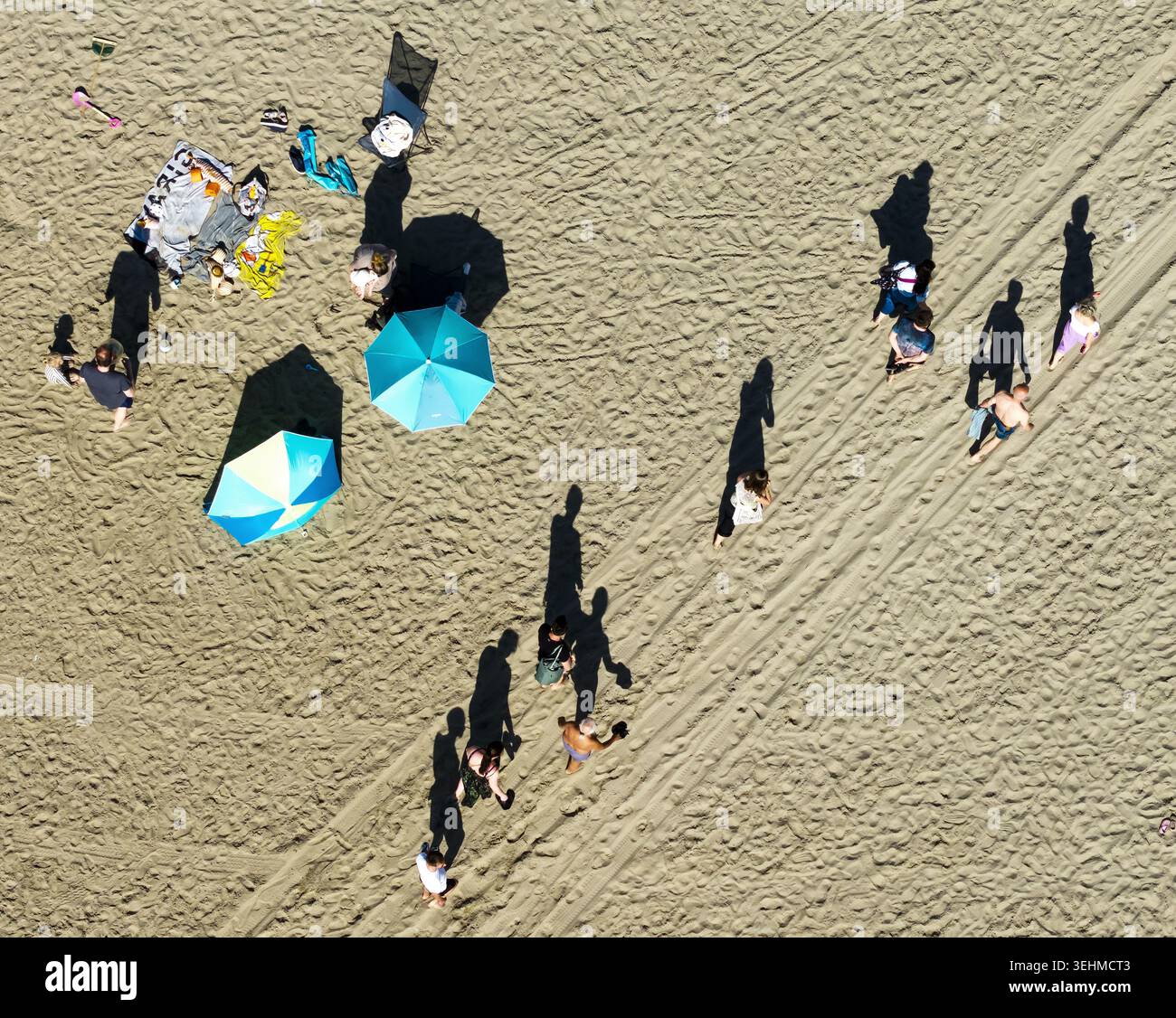ZANDVOORT - Recreationists are enjoying the lovely weather on the beach ...
