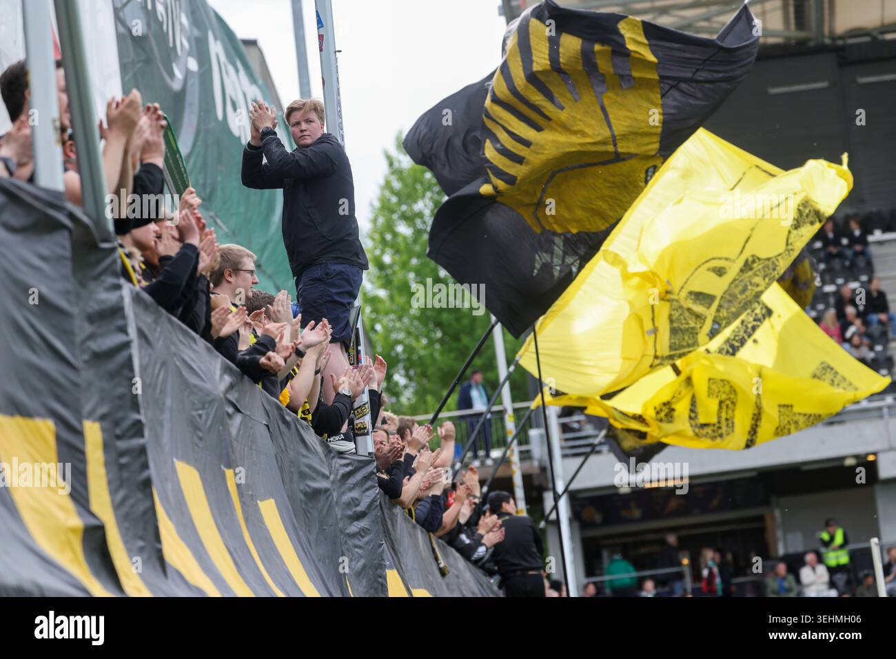 Hamar 20260525. LSK supporters applaud the recently deceased Tom Lund ...
