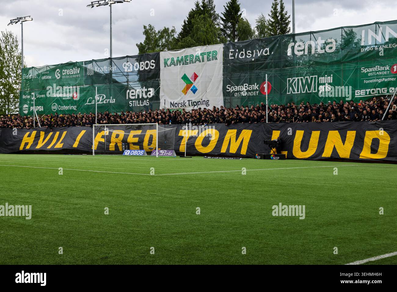 Hamar 20260525. LSK supporters honor the recently deceased Tom Lund ...