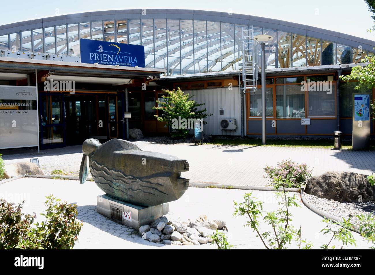 Skulptur am Eingang zum Erlebnisbad Prien Avera Prien Chiemsse 25.06. ...