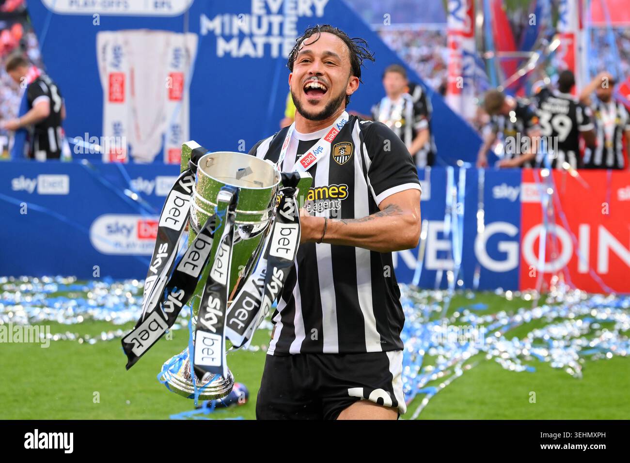 Jodi Jones of Notts County celebrates with the trophy during the Sky ...