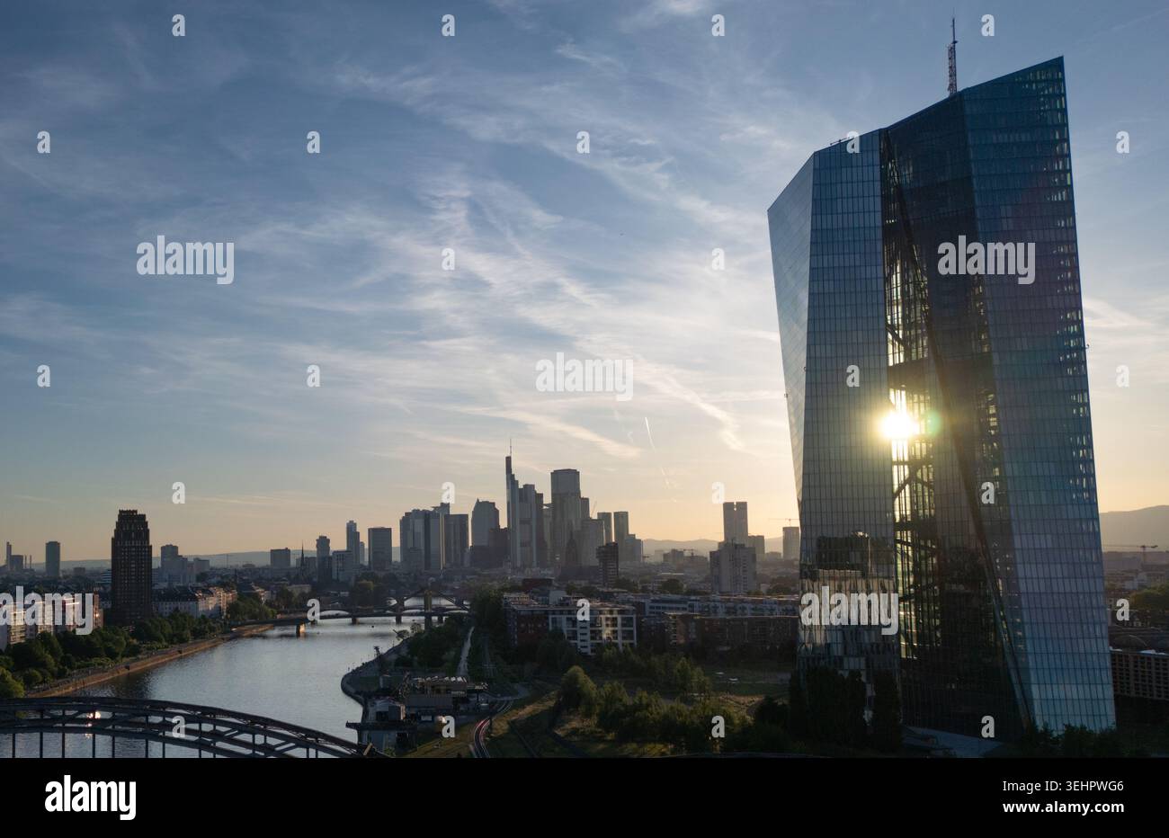 25 May 2026, Hesse, Frankfurt/Main: After a hot day, the sun sets ...