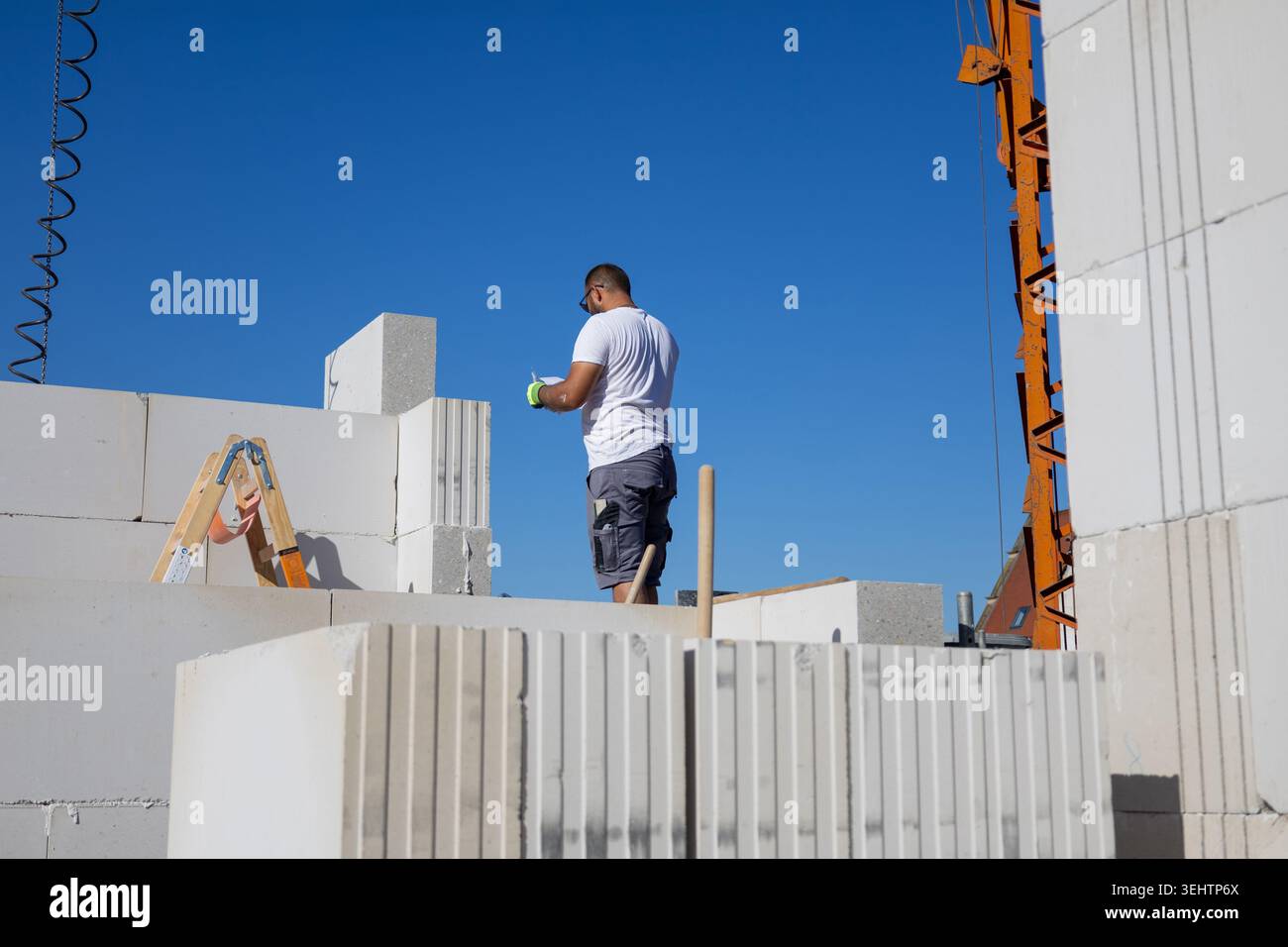 Bricklayer works on a new detached house Stock Photo - Alamy
