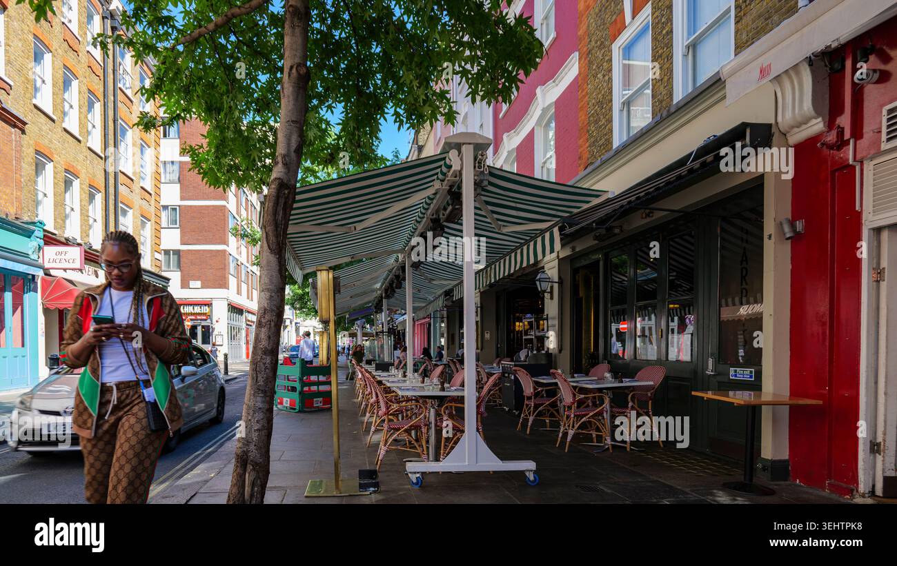 London - 07 10 2022: James St outdoor seating area in Marylebone, and a ...