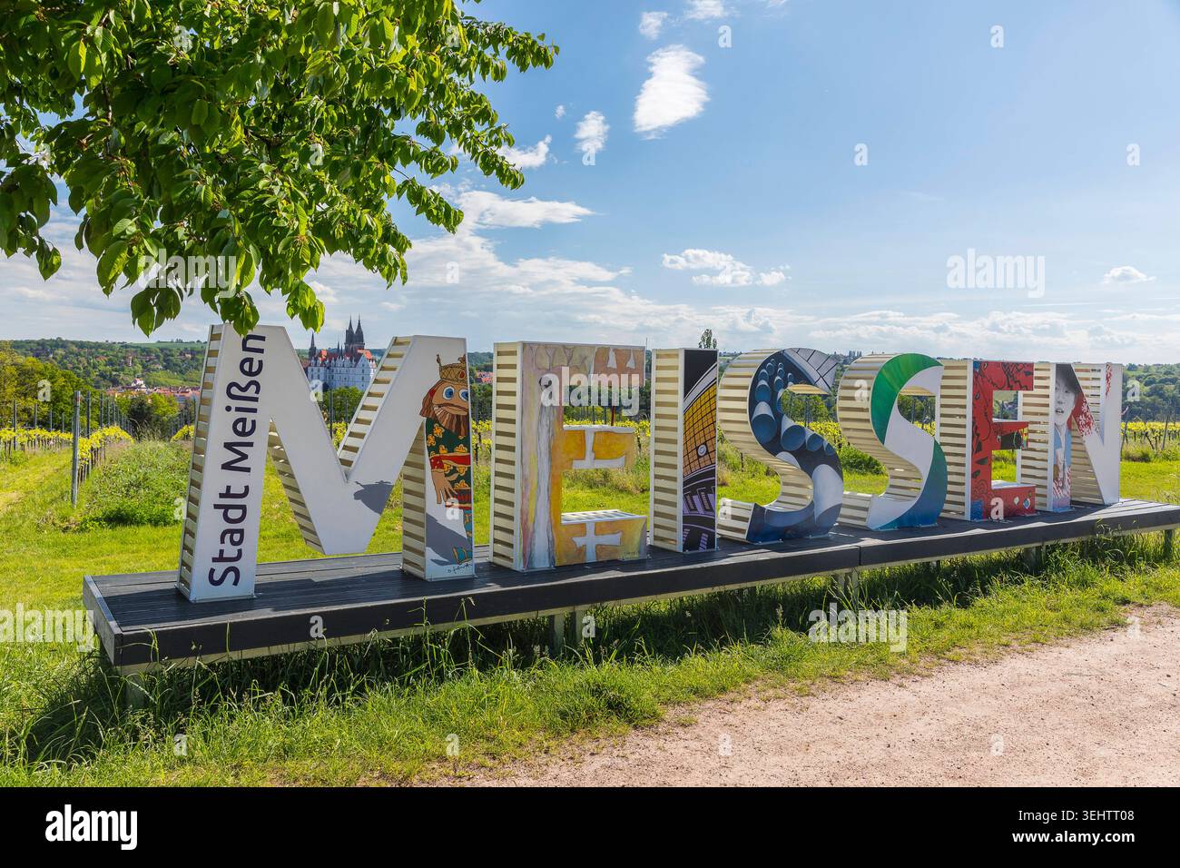 Schriftzug MEISSEN in den Weinbergen mit Albrechtsburg im Hintergrund ...