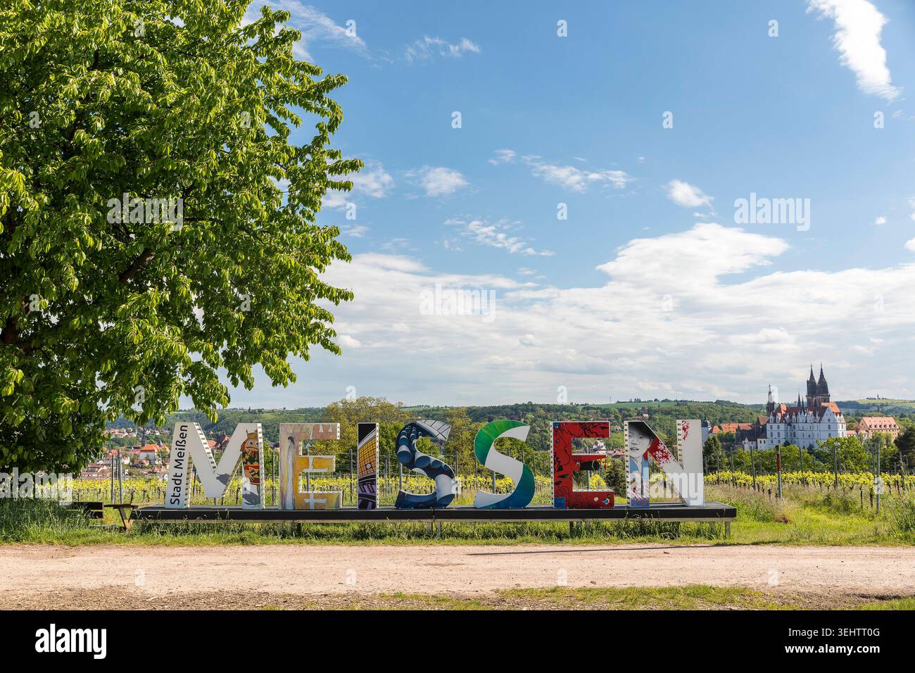Schriftzug MEISSEN in den Weinbergen mit Albrechtsburg im Hintergrund ...