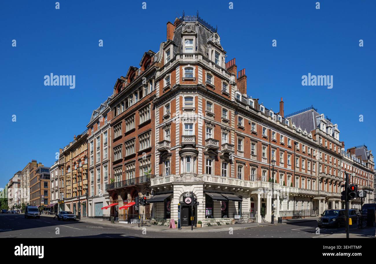 London - 07 10 2022: Wigmore Street corner building with historic ...