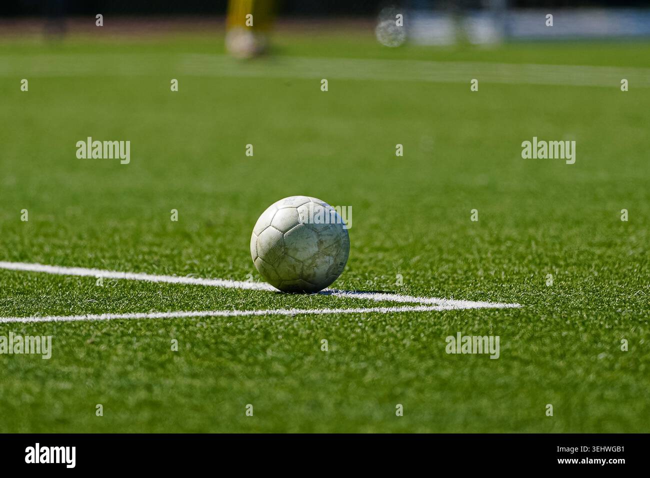 Spielball liegt auf Linie für Abstoß Themenfoto: Fußball, 24.05.2026 ...