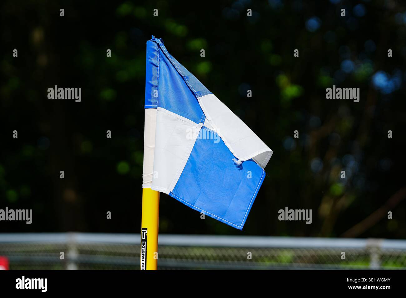 Eckfahne mit blau-weißen Muster Themenfoto: Fußball, 24.05.2026 Foto ...