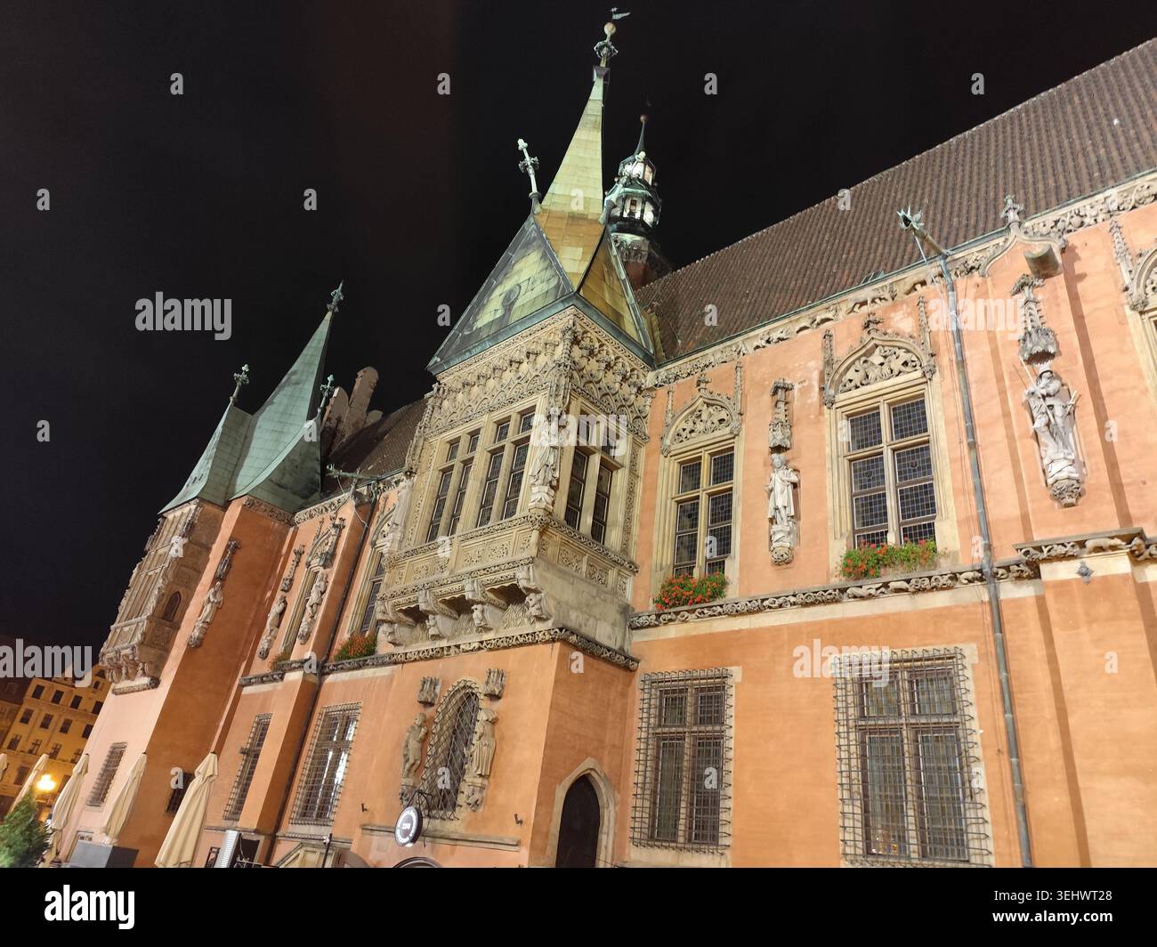 Market Square. Old Town City Hall Building in Wroclaw Poland with ...
