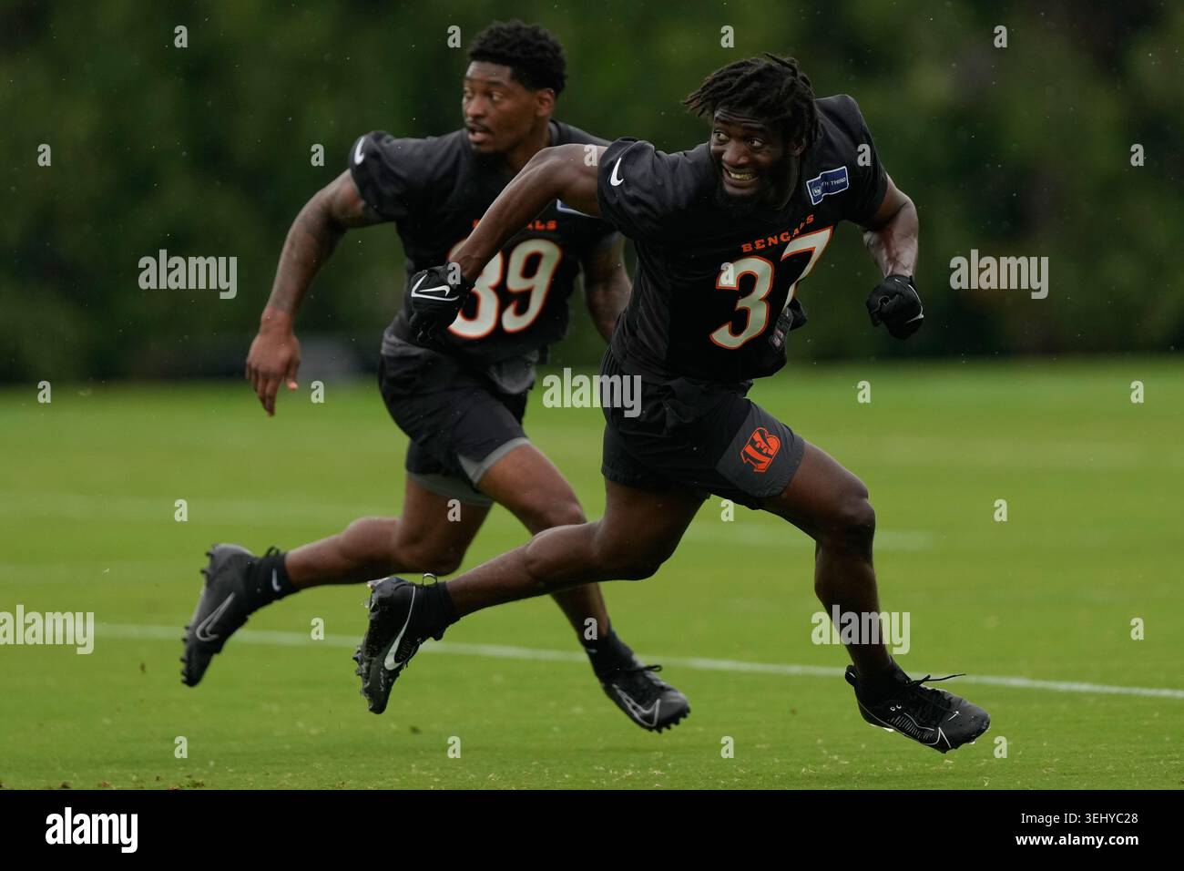 Cincinnati Bengals Russ Yeast, left, and PJ Jules, right, run a drill ...