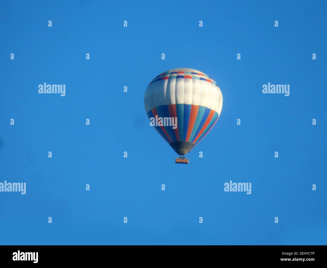 Blick auf den Dritten im Bunde - Heißluftballon auf großer Fahrt ...