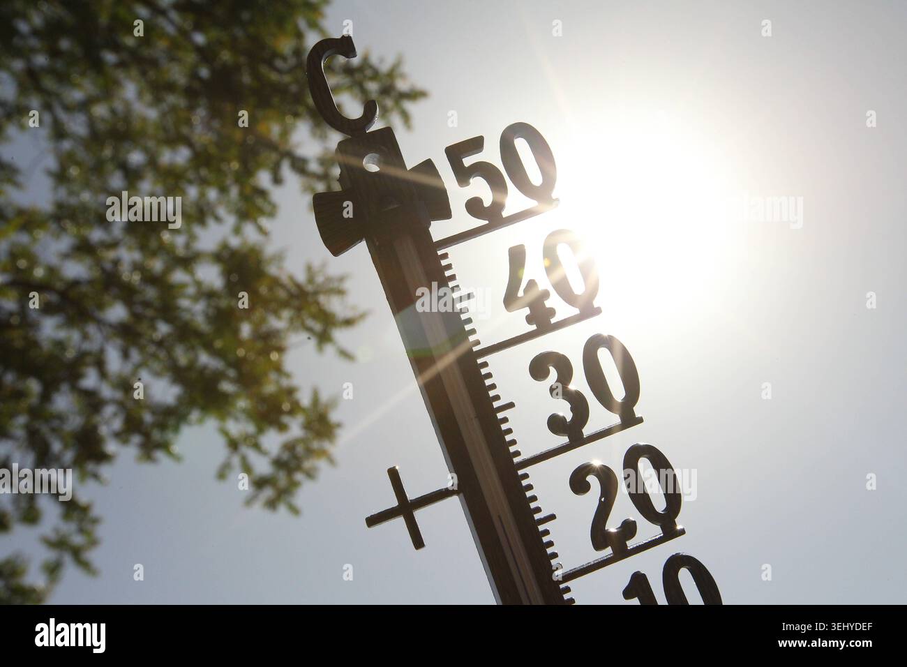 Ein Mann hält bei hochsommerlichen Temperaturen an der Binnenalster ein ...