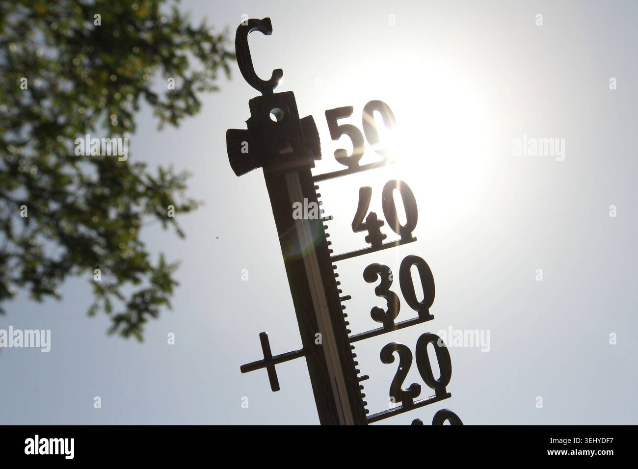 Ein Mann hält bei hochsommerlichen Temperaturen an der Binnenalster ein ...