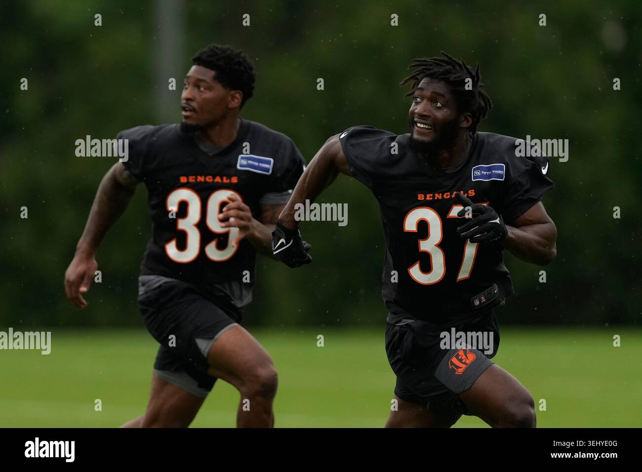 Cincinnati Bengals Russ Yeast, left, and PJ Jules, right, run a drill ...