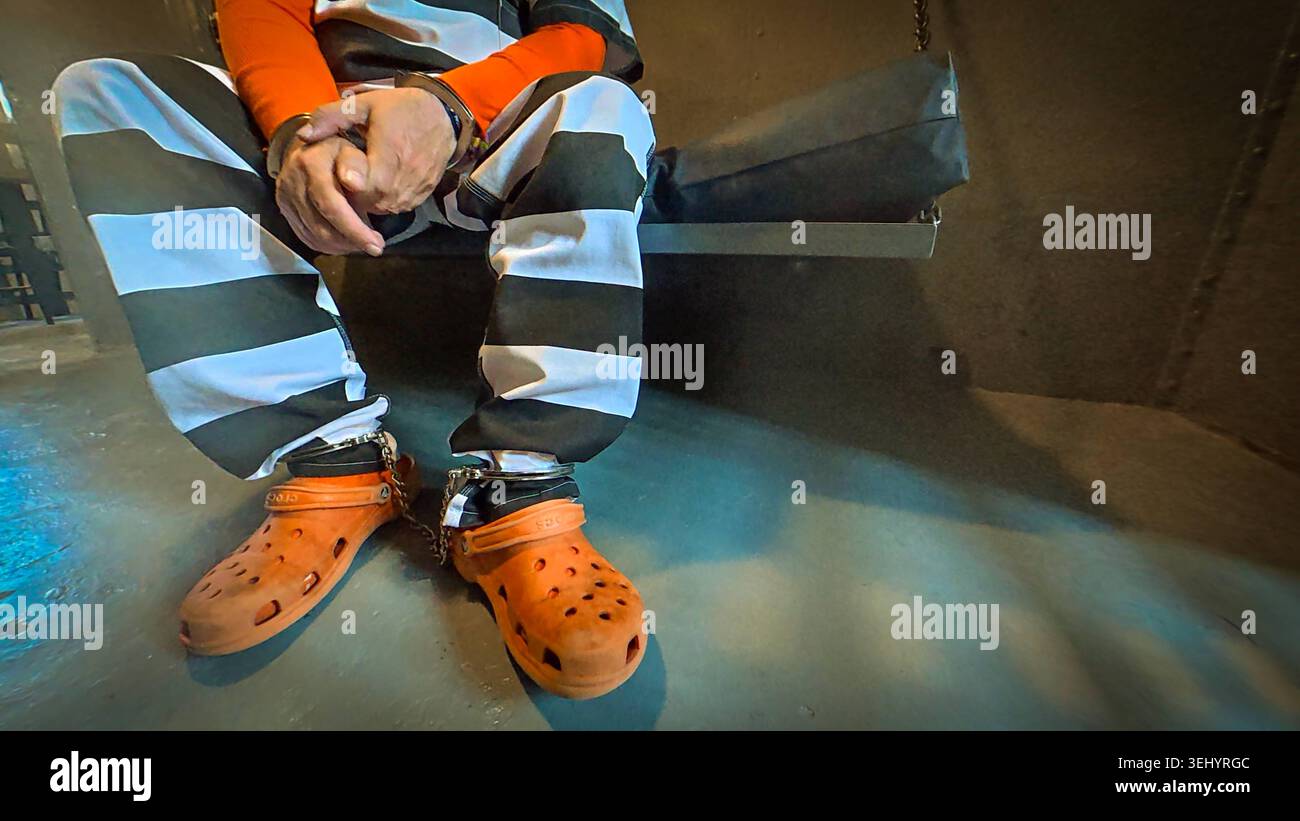 Sympolfoto. Gefangener in einem County Jail. Schwarz weiß gestreifte ...