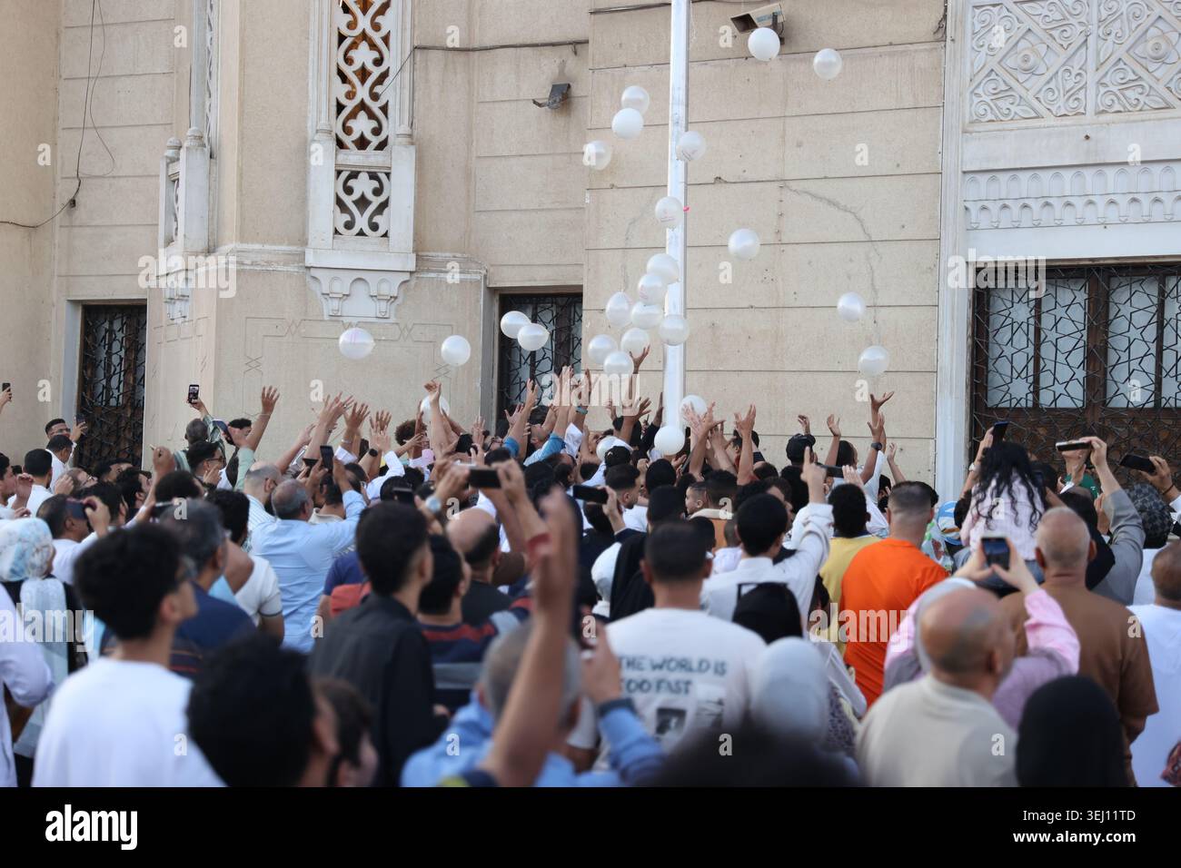 27 May 2026, Egypt, Cairo: Muslims celebrate with balloons on the first ...