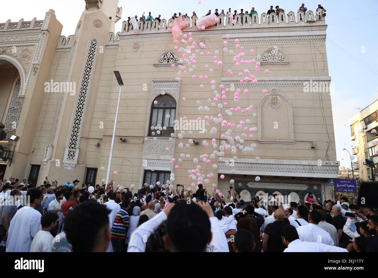 27 May 2026, Egypt, Cairo: Muslims celebrate with balloons on the first ...