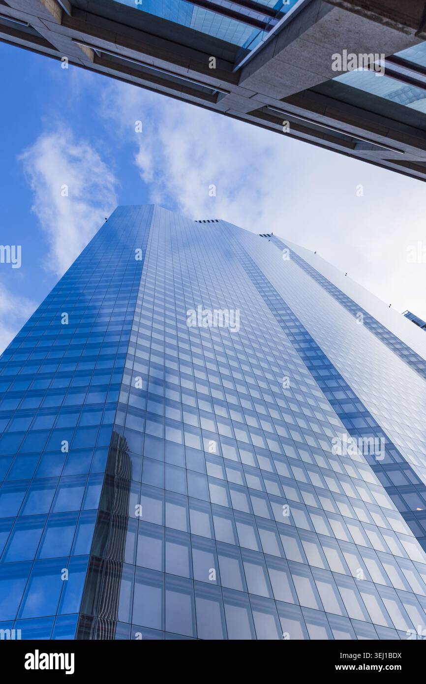 Minimalist skyscraper hi-res stock photography and images - Alamy