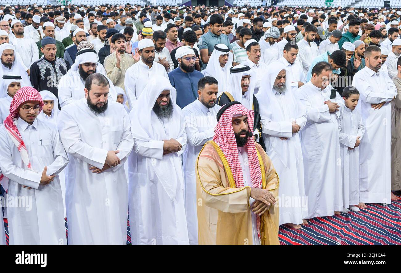 (260527) -- DOHA, May 27, 2026 (Xinhua) -- People offer Eid al-Adha ...
