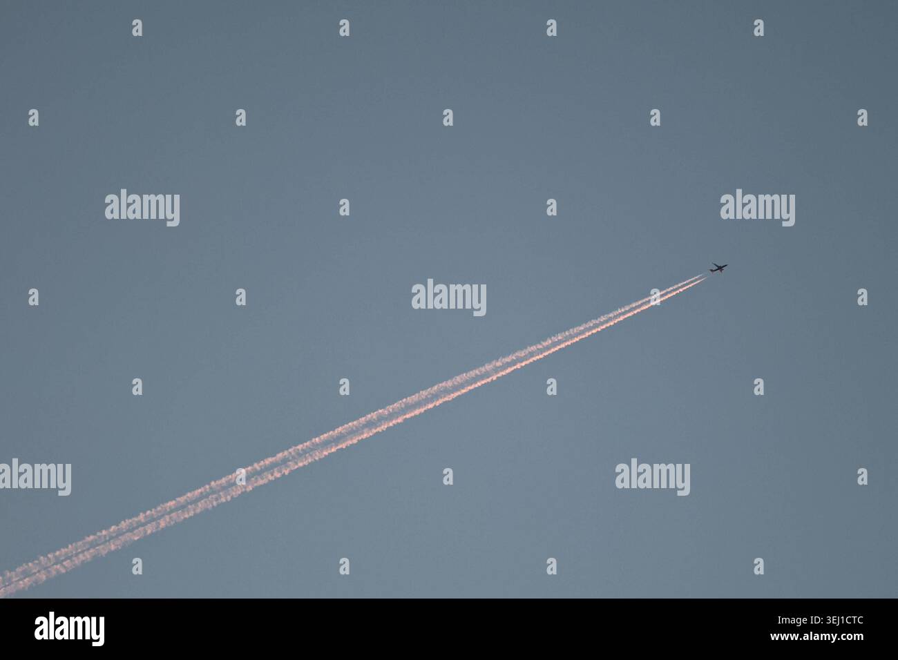 Himmel 25.05.2026, Ostramondra, ein Flugzeug hinterlaesst einen ...