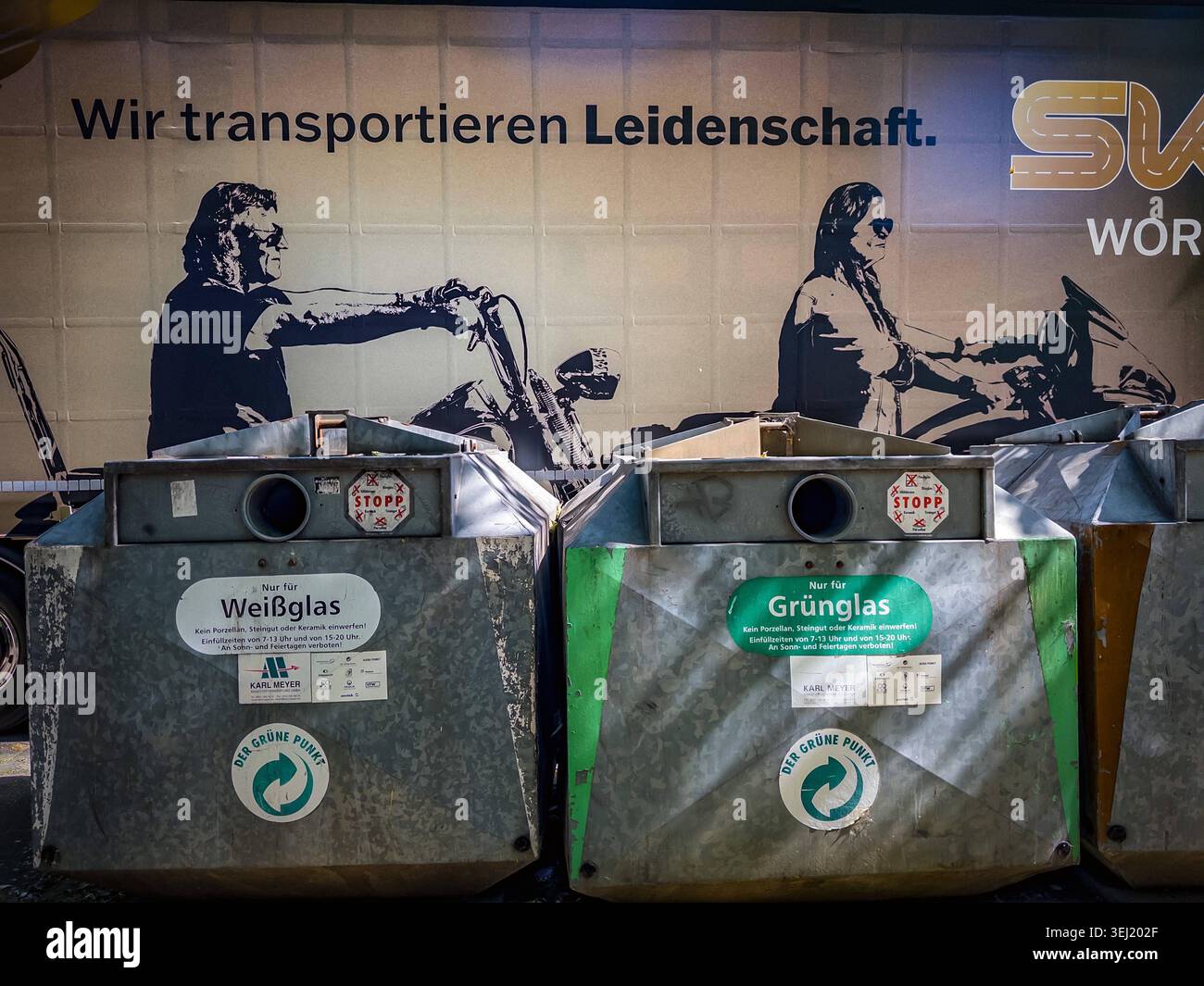 Berlin, Altglas, Glascontainer - 27.05.2026 Sperrmüll *** Berlin, used ...