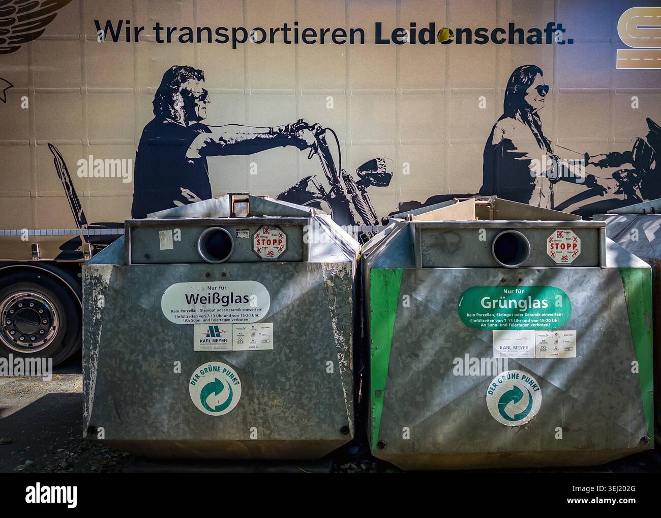 Berlin, Altglas, Glascontainer - 27.05.2026 Sperrmüll *** Berlin, used ...