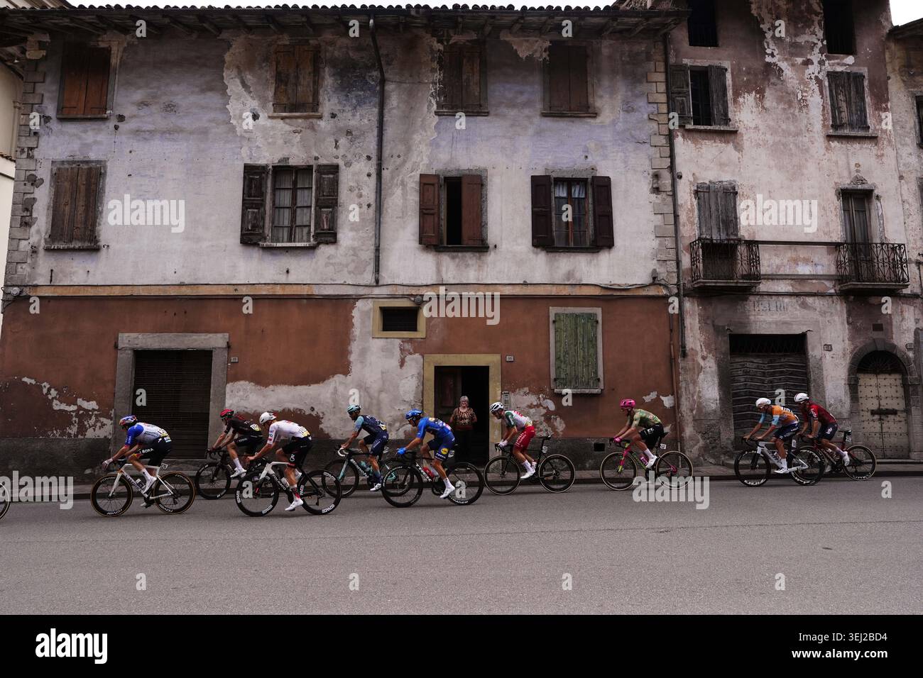 The race during Stage 17 of the Giro d’Italia, from Cassano d’Adda to ...