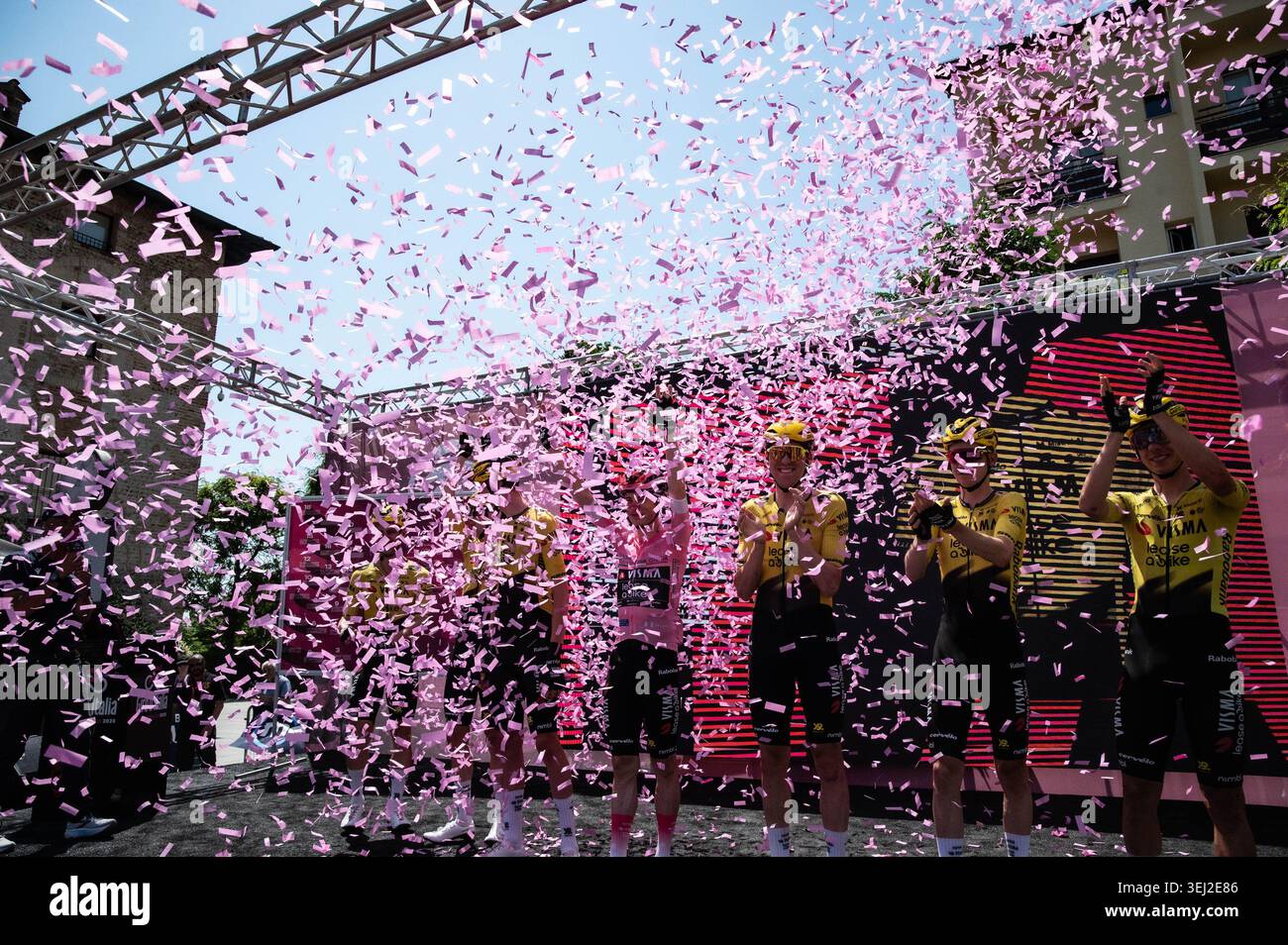 IPA85109298 - Team Visma Lease A Bike during the 17th stage of Giro d ...