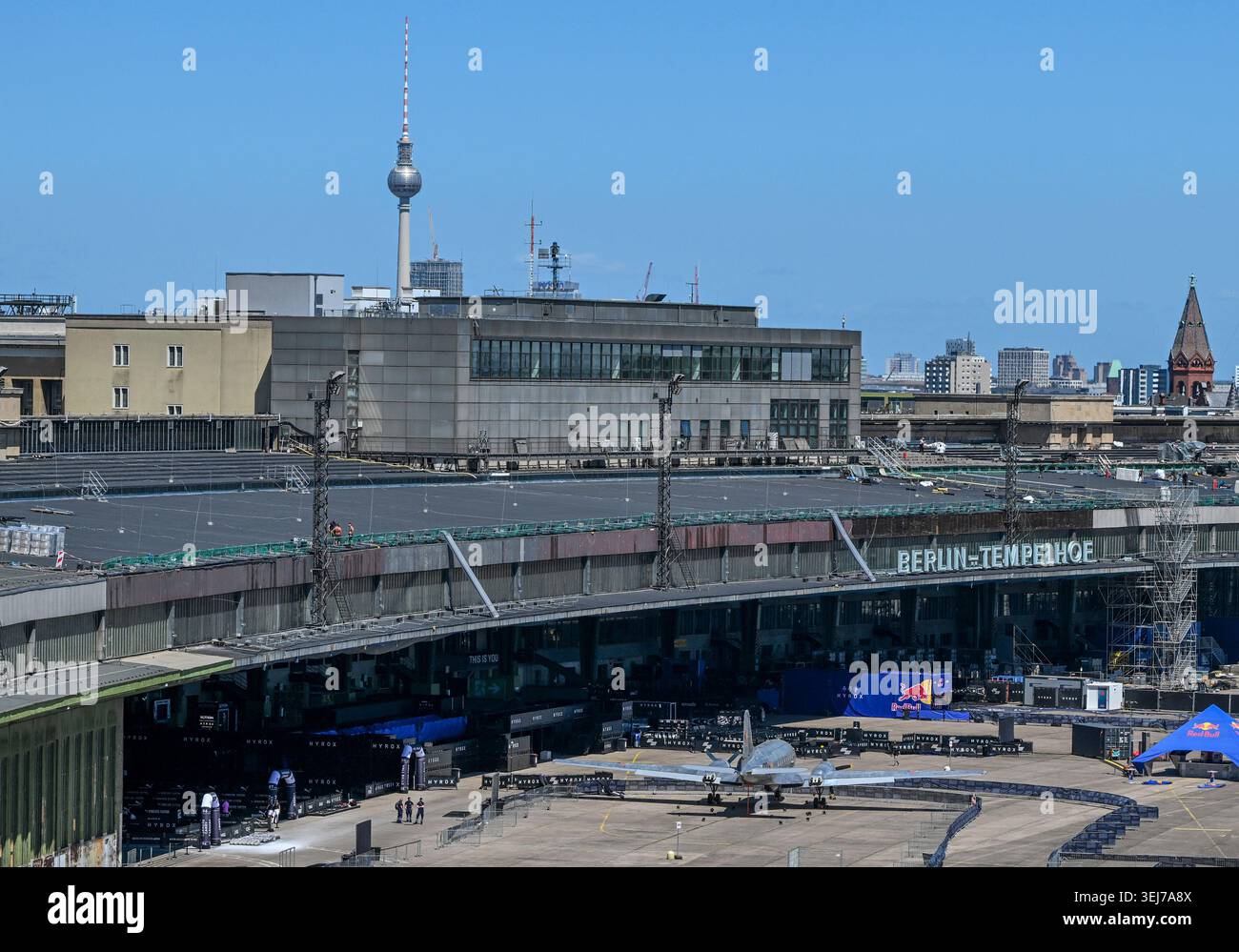 27 May 2026, Berlin: View of the site of the former Tempelhof Airport ...