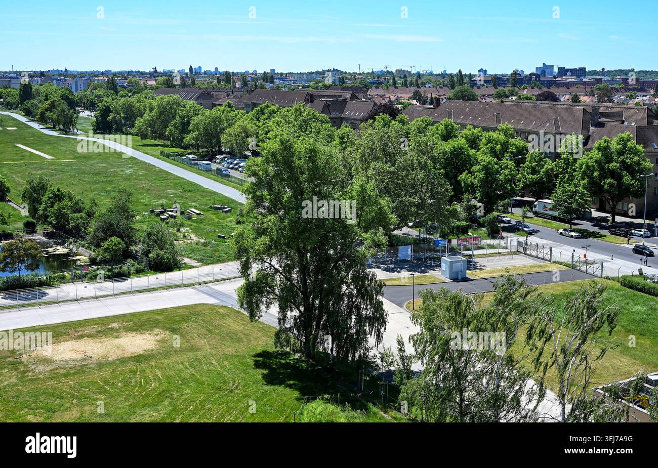 27 May 2026, Berlin: View of Tempelhofer Feld on Tempelhofer Damm (r ...