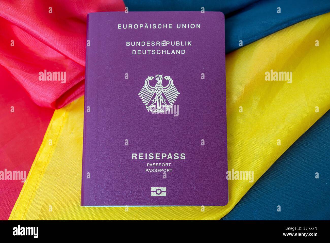 Nahaufnahme von einem deutschen Reisepass auf einer Deutschlandfahne ...
