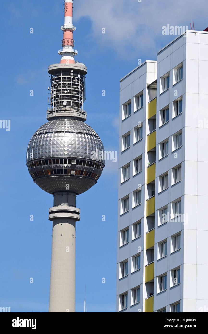 ILLUSTRATION - 28 May 2026, Berlin: The television tower can be seen ...