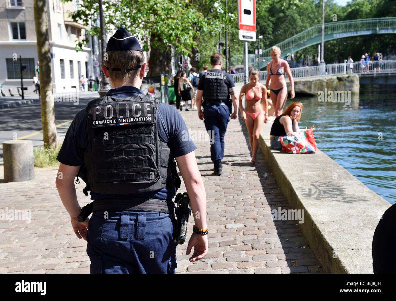 Police prevent the swimming In the Canal Saint-Martin, amide a heat ...