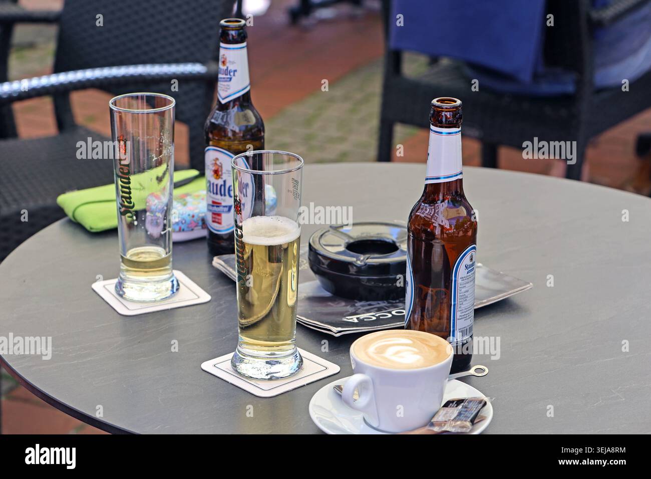 Außenbewirtung im Frühling Getränke von Gästen eines Restaurants mit ...