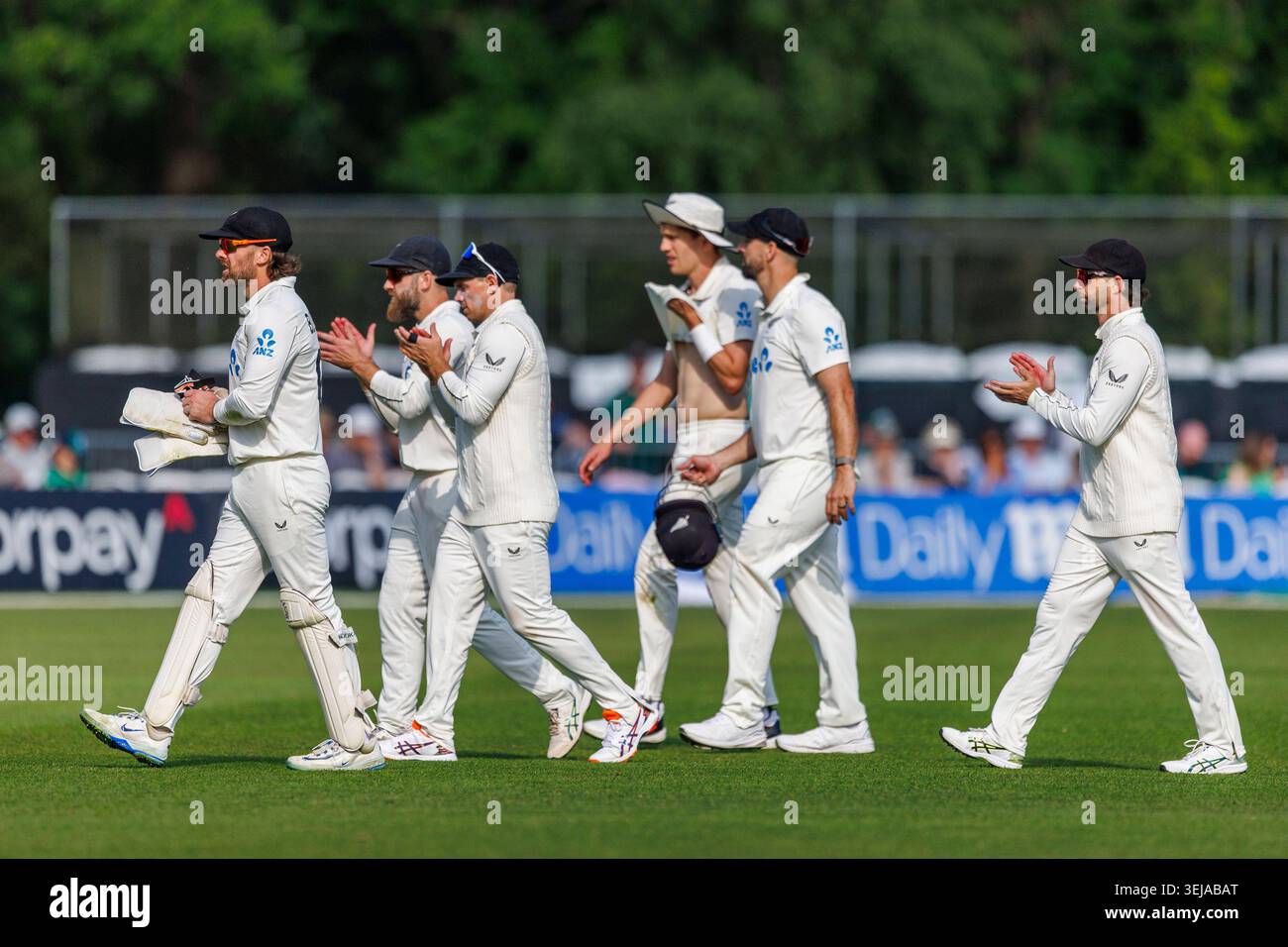 New Zealand players leaving the field at the end of the 1st innings ...