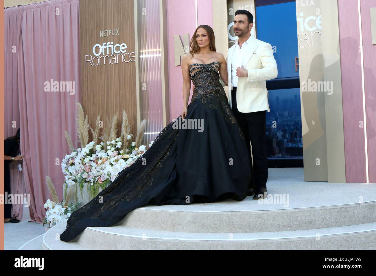 LOS ANGELES - MAY 26: Jennifer Lopez, Brett Goldstein at the Office ...