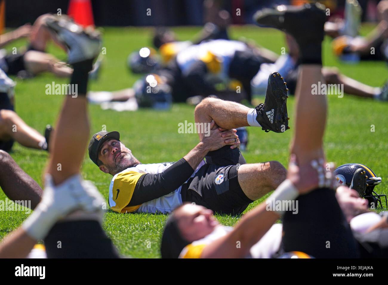 Pittsburgh Steelers quarterback Aaron Rodgers, center, participates in ...