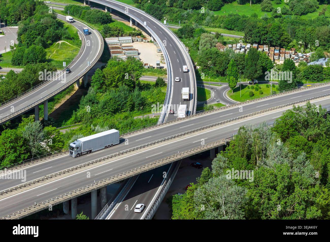 Verkehrsknoten bei Plochingen. In dem Verkehrsdreieck treffen die ...
