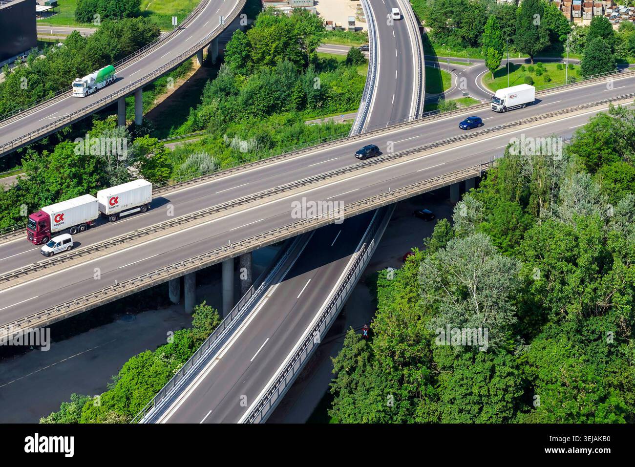 Verkehrsknoten bei Plochingen. In dem Verkehrsdreieck treffen die ...